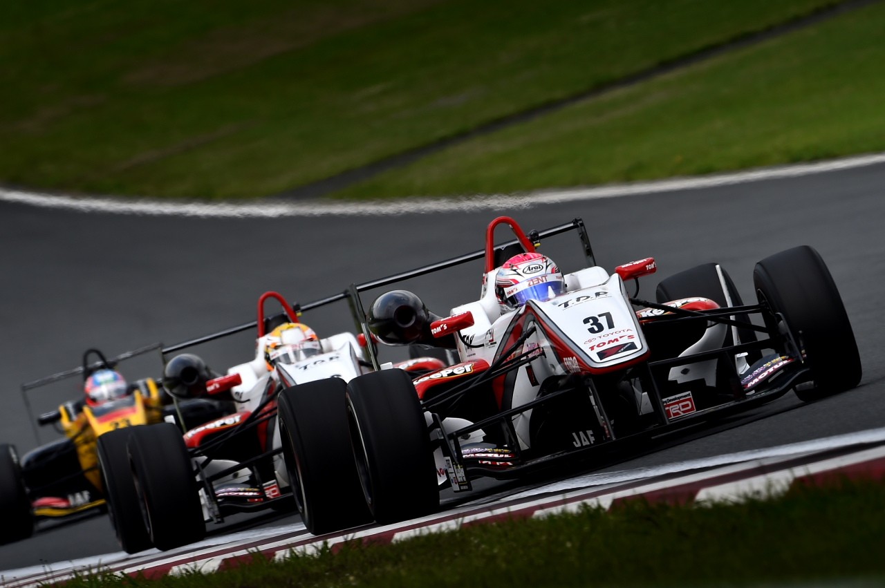 坪井翔（ZENT TOM’S F314）と山下健太（ZENT TOM’S F312）のバトル | 全日本F3第3戦富士：緊迫のハイスピード ...
