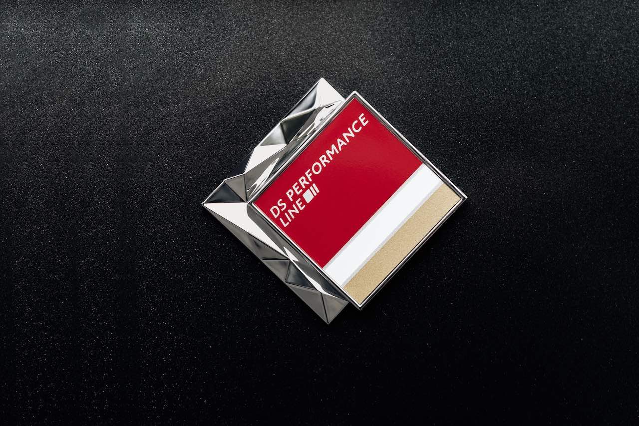 フロントやドア部に備わる専用のエンブレムには”DS PERFORMANCE LINE”のロゴが | 6速MT最後の限定車、『DS3 ...