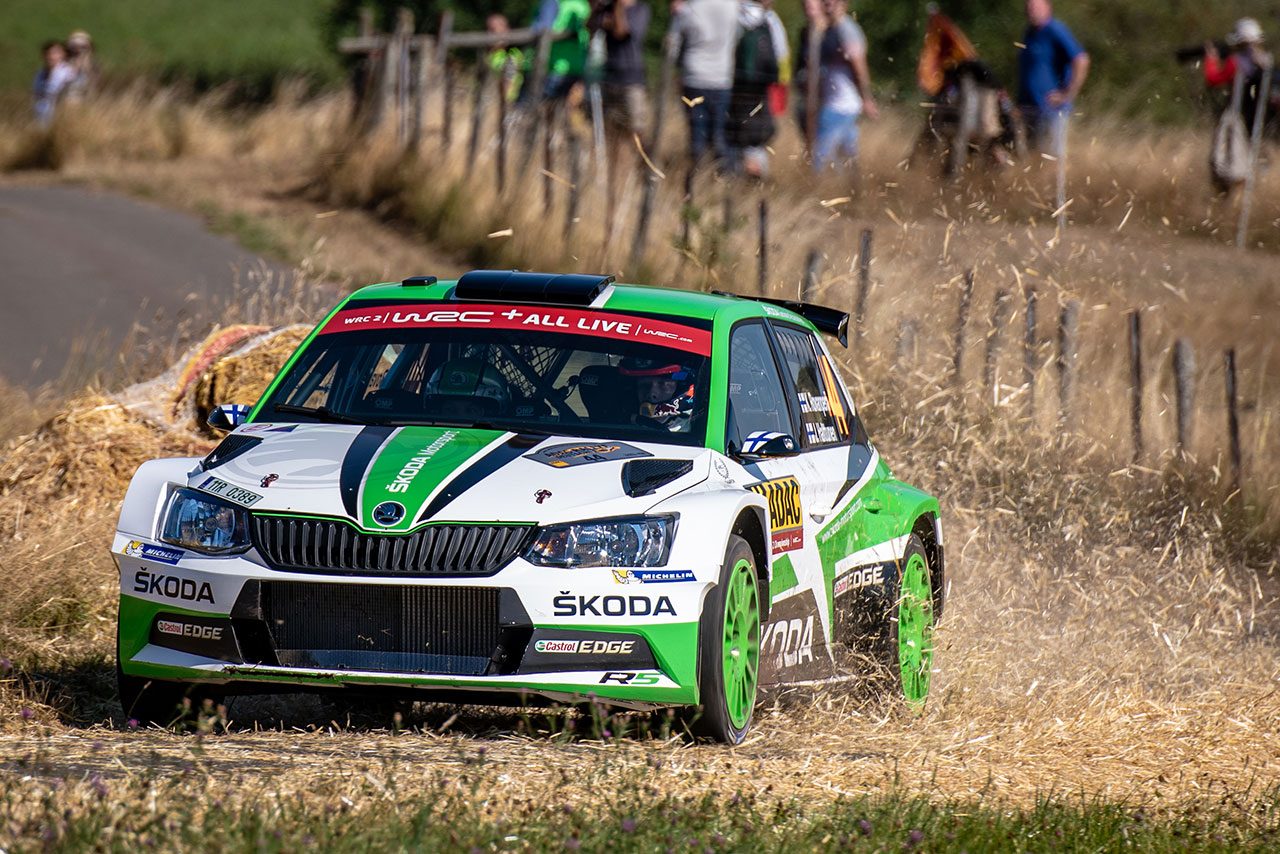 総合2番手につけたカリ・ロバンペッラのシュコダ・ファビアR5 | WRCドイチェランド：SS1でトヨタのタナクが首位発進も「こんなにひどい ...