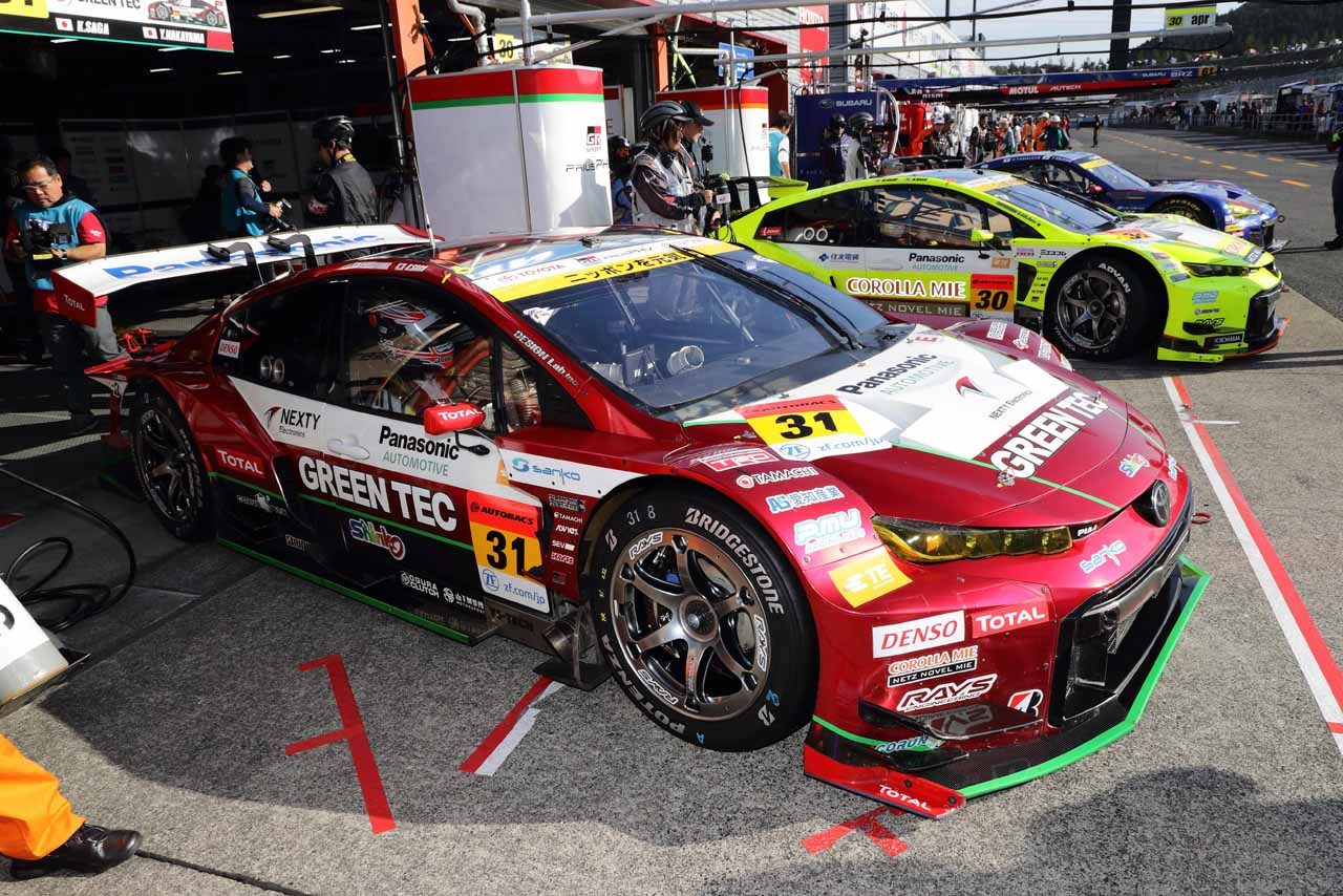 ピット前で待機するTOYOTA GR SPORT PRIUS PHV apr GTの2台 | 31号車TOYOTA GR SPORT PRIUS PHV apr GT 2019スーパーGT第8 ...