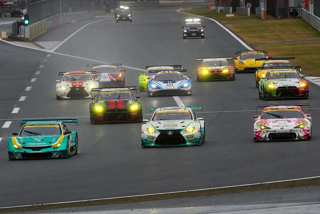 auto sport web Sprint Cupレース1スタート。イン側から埼玉トヨペットGB マークX MCがオーバーテイクを試みた | auto sport web Sprint Cup ...