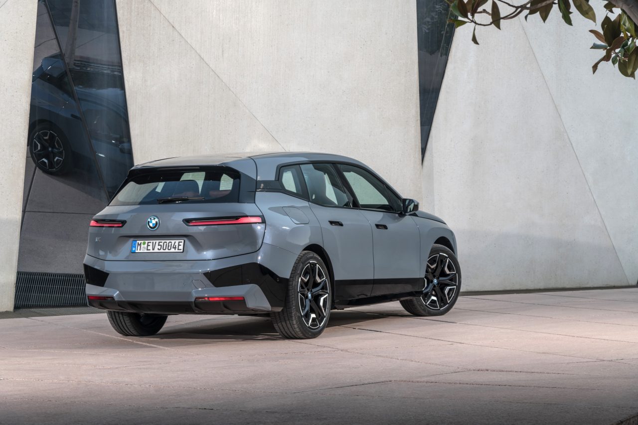 BMW、航続可能距離650kmの次世代BEV『iX』を導入。フル電動化を果たした『iX3』も追加設定 | autosport web
