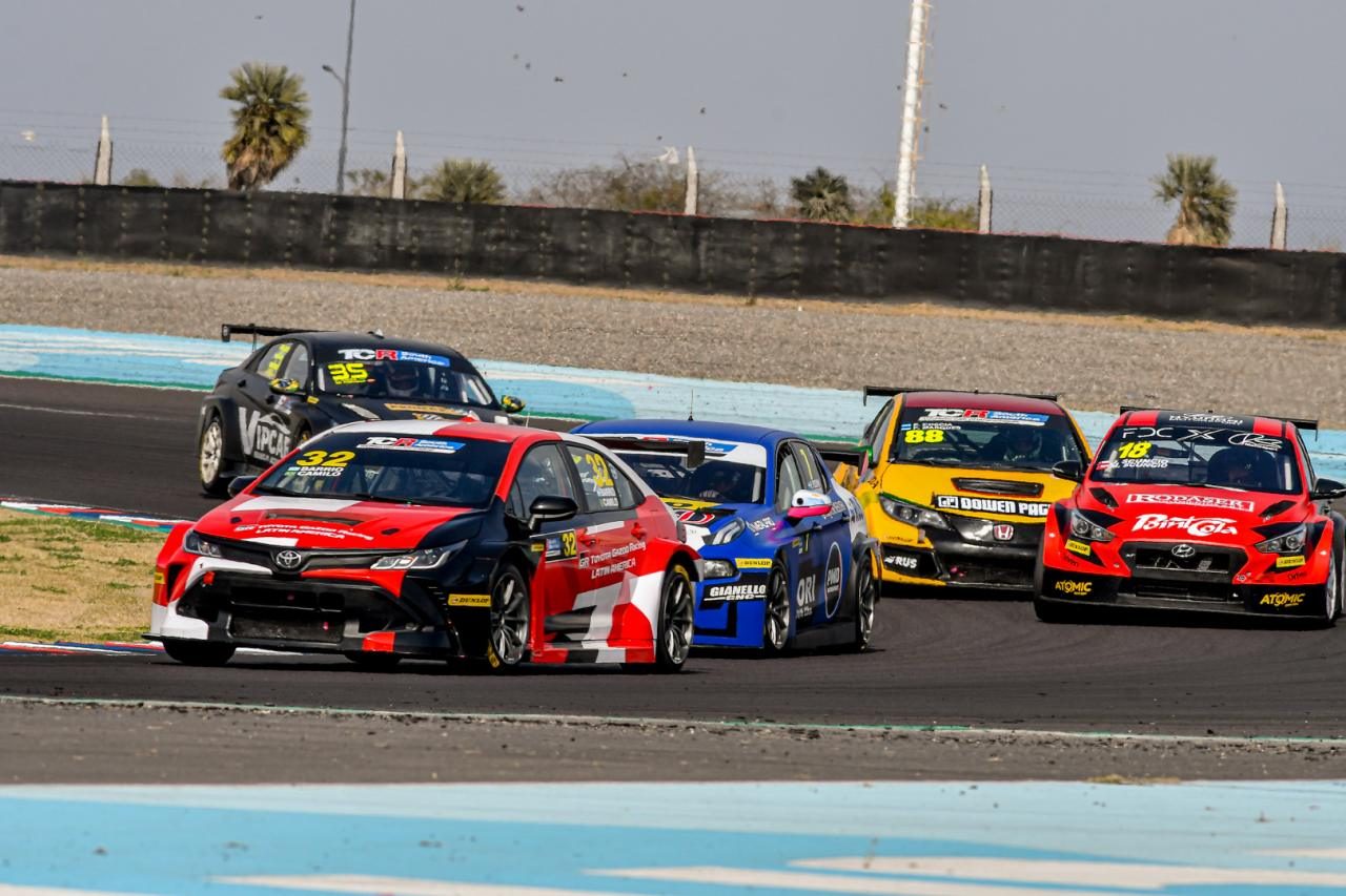 初見参『トヨタ・カローラGRS TCR』は一時5位浮上も無念。グエリエリ組が制覇／TCRサウスアメリカ第6戦 | autosport web