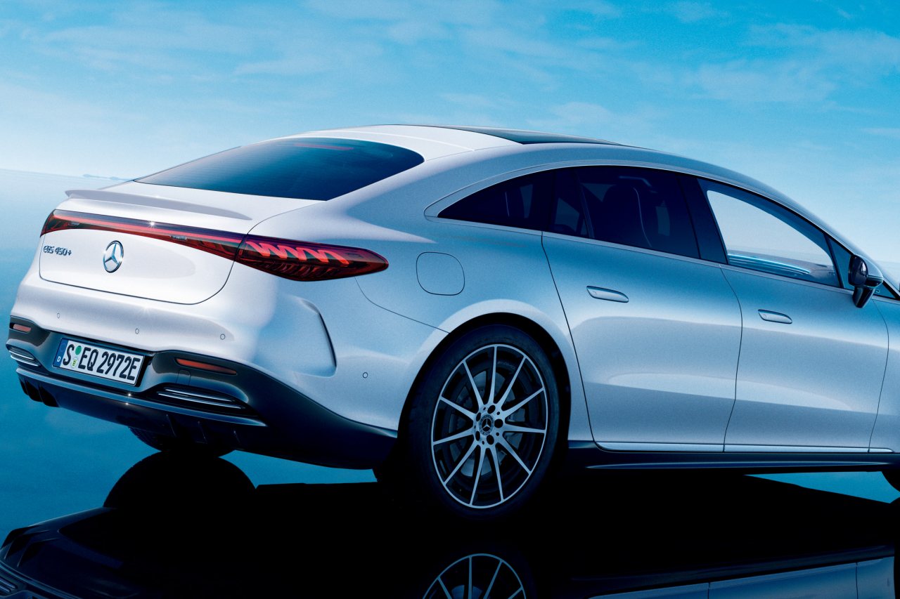 日本で購入可能なEVで最長。航続距離700kmを誇るメルセデスEQの『EQS』と『EQE』が上陸 | autosport web