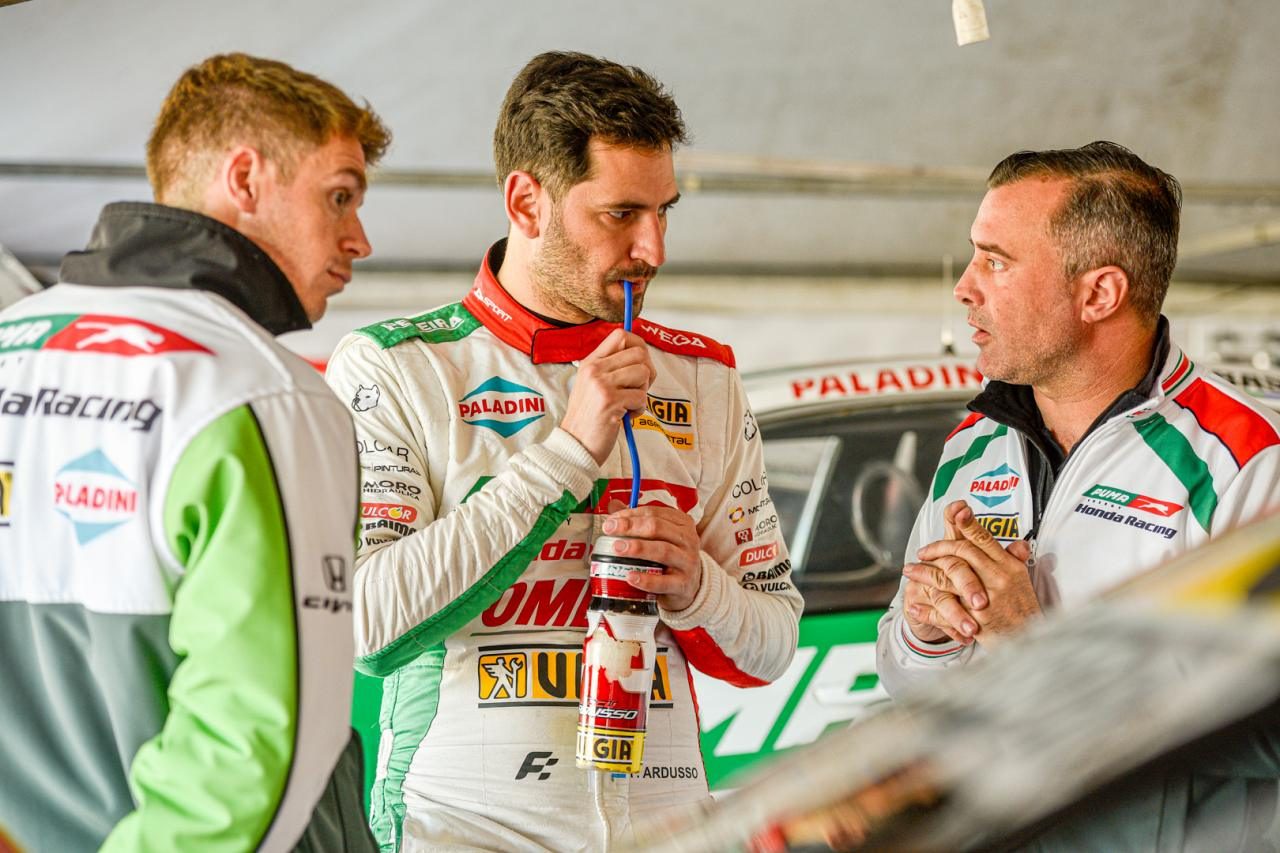 3台体制の『YPF Honda RV Racing』がラウンチ。シビックは爽やかなホワイト＆ブルーに／TC2000 | autosport web