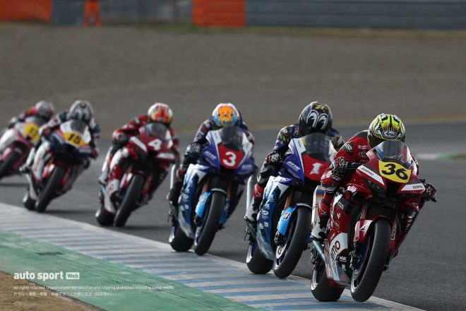 オーバーランした亀井雄大（YOSHIMURA SUZUKI RIDEWIN） ／2023全日本ロード第1戦もてぎ JSB1000 レース2 | autosport web