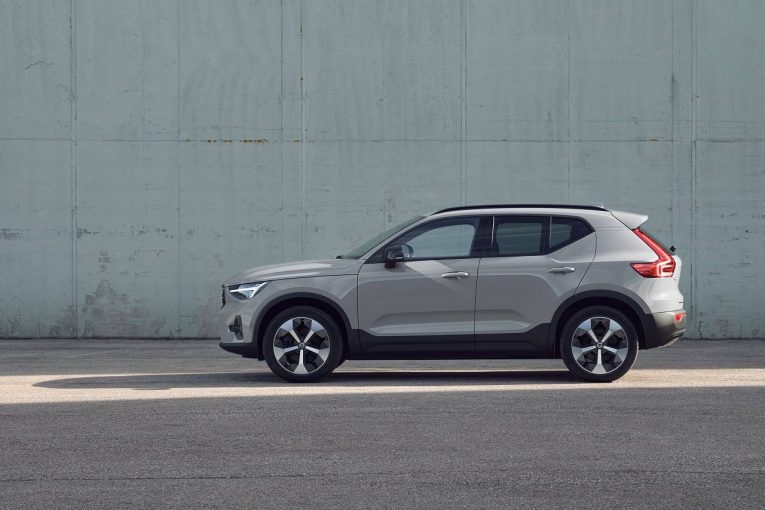 ボルボ『XC40』シリーズを仕様変更。グレード体系刷新で“ダークエディション”がカタログに昇格 | クルマ | autosport web