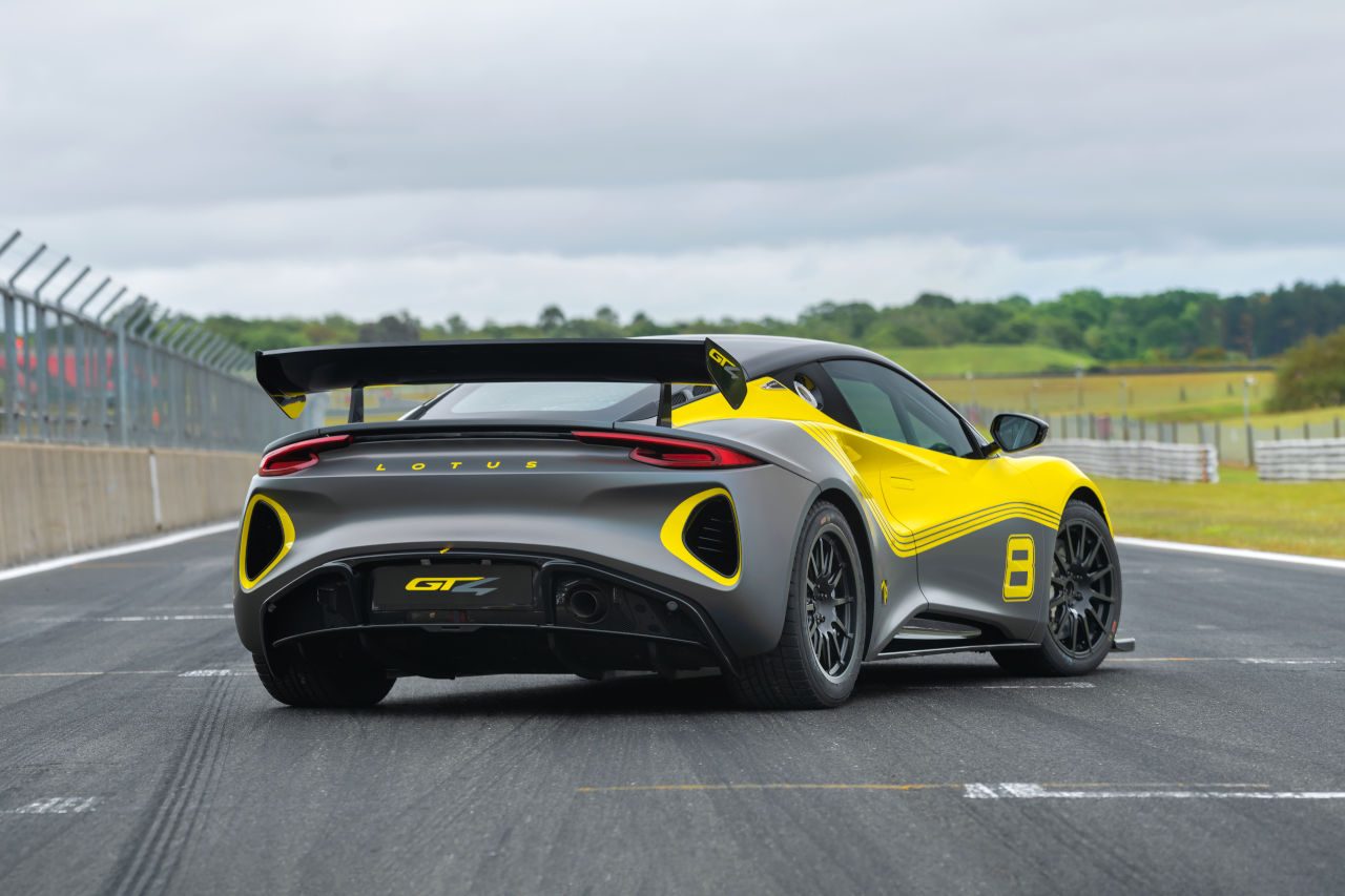 『エミーラGT4』が発表仕様からパワーアップ。ロータス、今夏の供給開始に向け生産スタート | autosport web