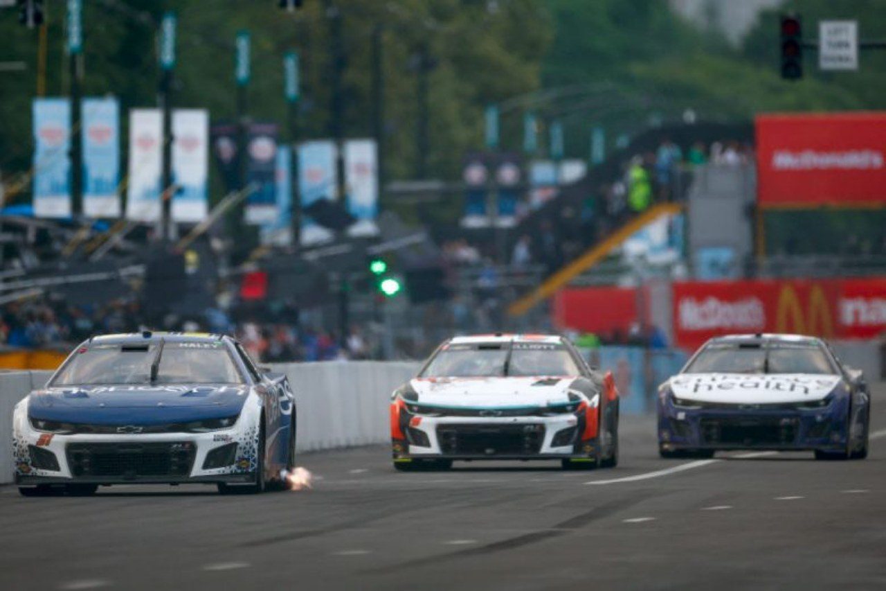 ジェンソン・バトンもカップの猛者らも寄せ付けず。RSC王者SVGがデビューウインの偉業／NASCAR第18戦 | autosport web