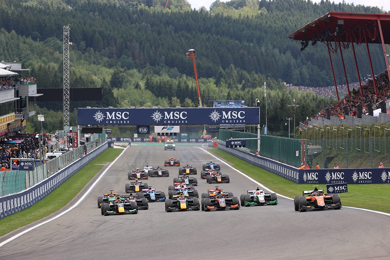 2023年FIA F2第11戦スパ・フランコルシャン スプリントレースのスタート | autosport web