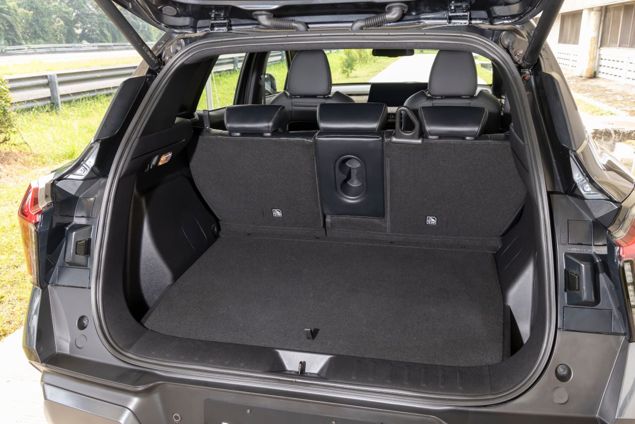 ミツビシ『エクスフォース』を世界初披露。快適性や実用性、優れた走破性を備えた新型コンパクトSUV | autosport web