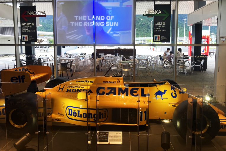 鈴鹿パーキングエリアにロータス・ホンダ99Tが展示。中嶋悟、アイルトン・セナが駆った名車 | autosport web