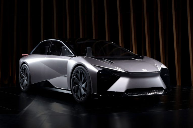 レクサス、2026年導入予定の『LF-ZC』とBEV旗艦コンセプト『LF-ZL』を世界初公開 | クルマ | autosport web