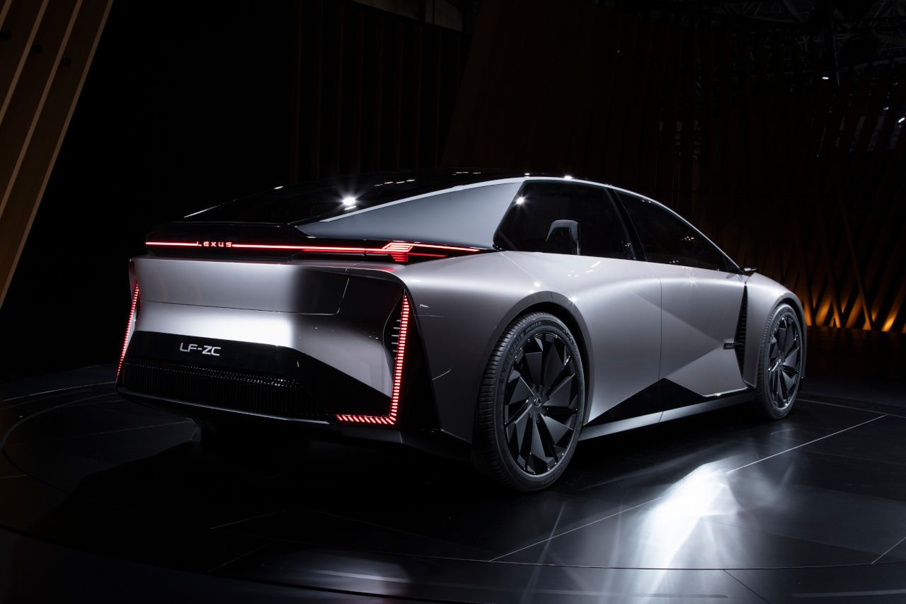 レクサス、2026年導入予定の『LF-ZC』とBEV旗艦コンセプト『LF-ZL』を世界初公開 | autosport web