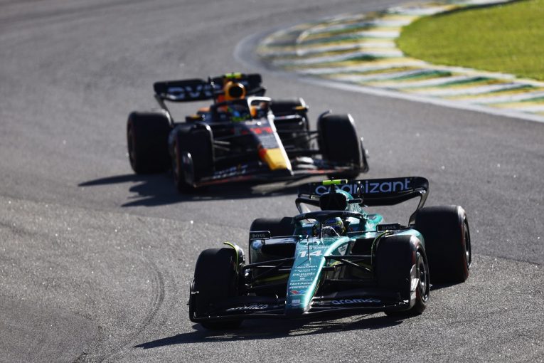 フェルナンド・アロンソ（アストンマーティン）とセルジオ・ペレス（レッドブル） | autosport web