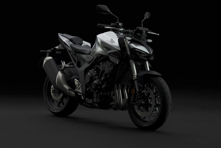 ホンダ、『CBR1000RR』と同型のエンジンを搭載した『CB1000ホーネット』を公開。2024年に欧州で発売予定／EICMA 2023 | autosport web