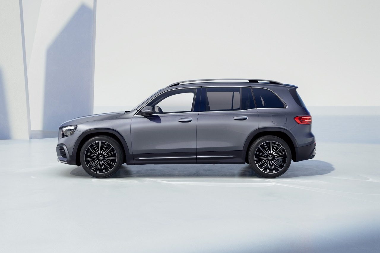 メルセデス・ベンツ、新型『GLB』を発売。アダプティブハイビームアシストなどを標準装備に | autosport web