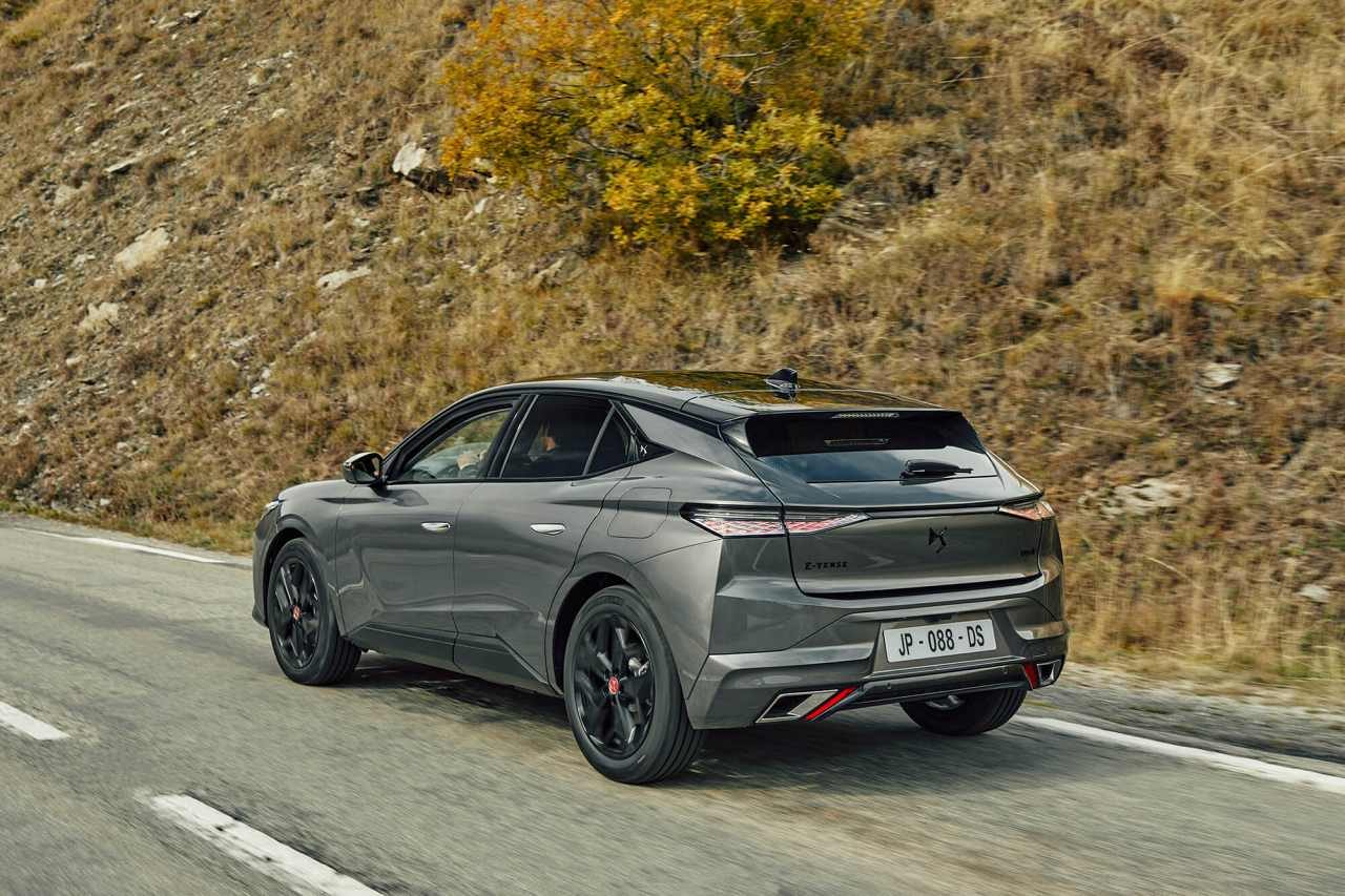 DSオートモビル、主力CセグのDS4に専用ボディカラーとアクセントの“パフォーマンス・ライン”を設定 | autosport web