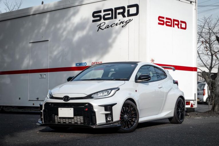 SARDが東京オートサロンに出展。初登場のGRカローラなど3台のデモカーやアフターパーツを展示 | autosport web