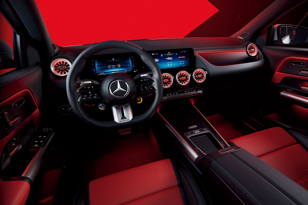 メルセデスAMG、コンパクトSUV『GLA／GLB』の"35 4MATIC"を刷新。48V電装系とBSGを搭載 | autosport web