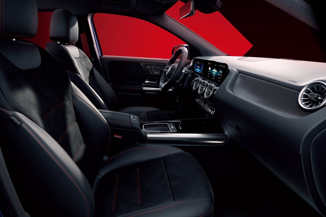 メルセデスAMG、コンパクトSUV『GLA／GLB』の"35 4MATIC"を刷新。48V電装系とBSGを搭載 | autosport web