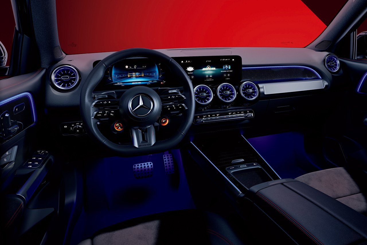 メルセデスAMG、コンパクトSUV『GLA／GLB』の"35 4MATIC"を刷新。48V電装系とBSGを搭載 | autosport web