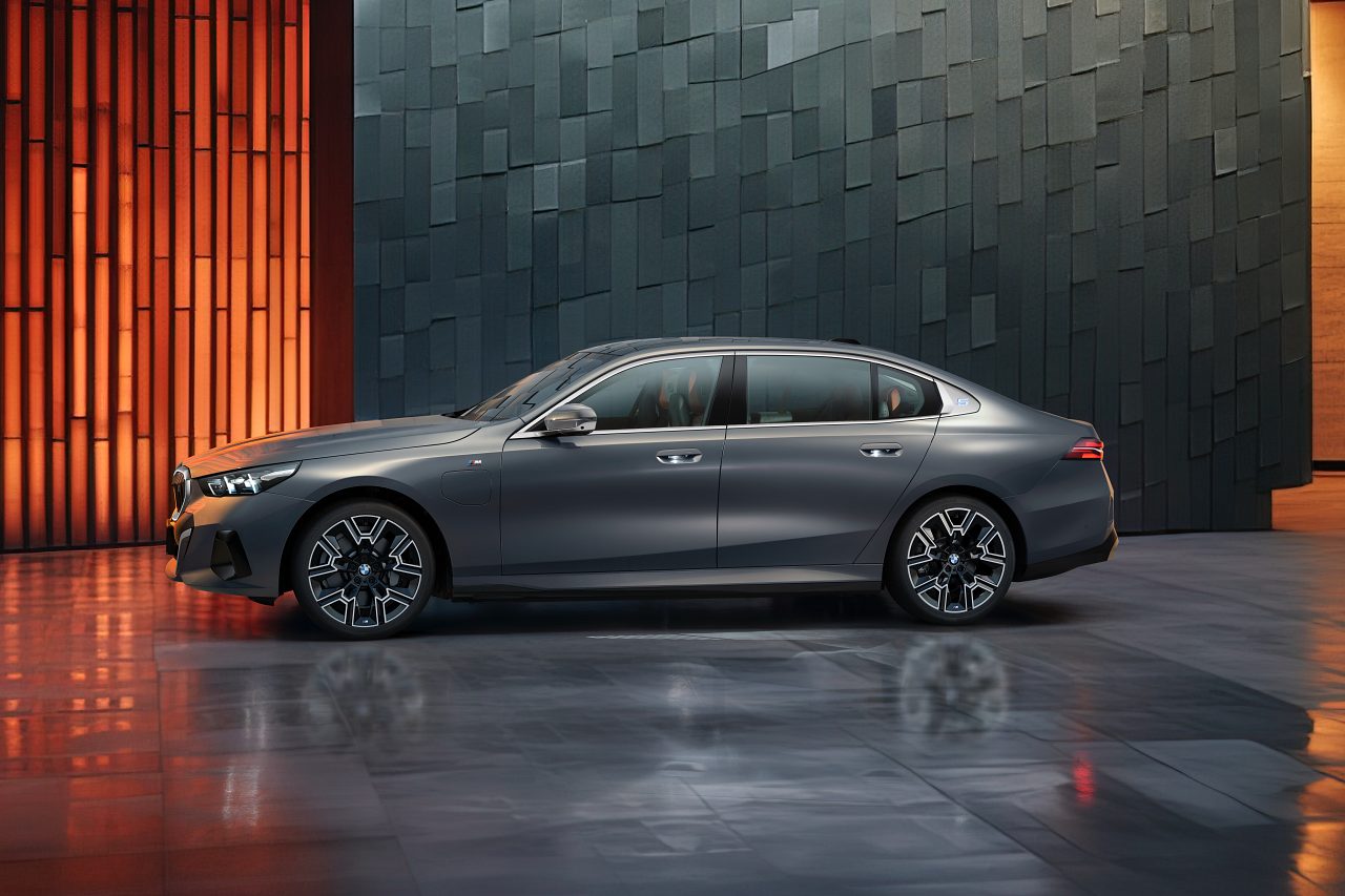 BMW、5シリーズにロングホイールベース版を導入。“エクスクルーシブMスポーツ”の名称を採用 | クルマ | autosport web