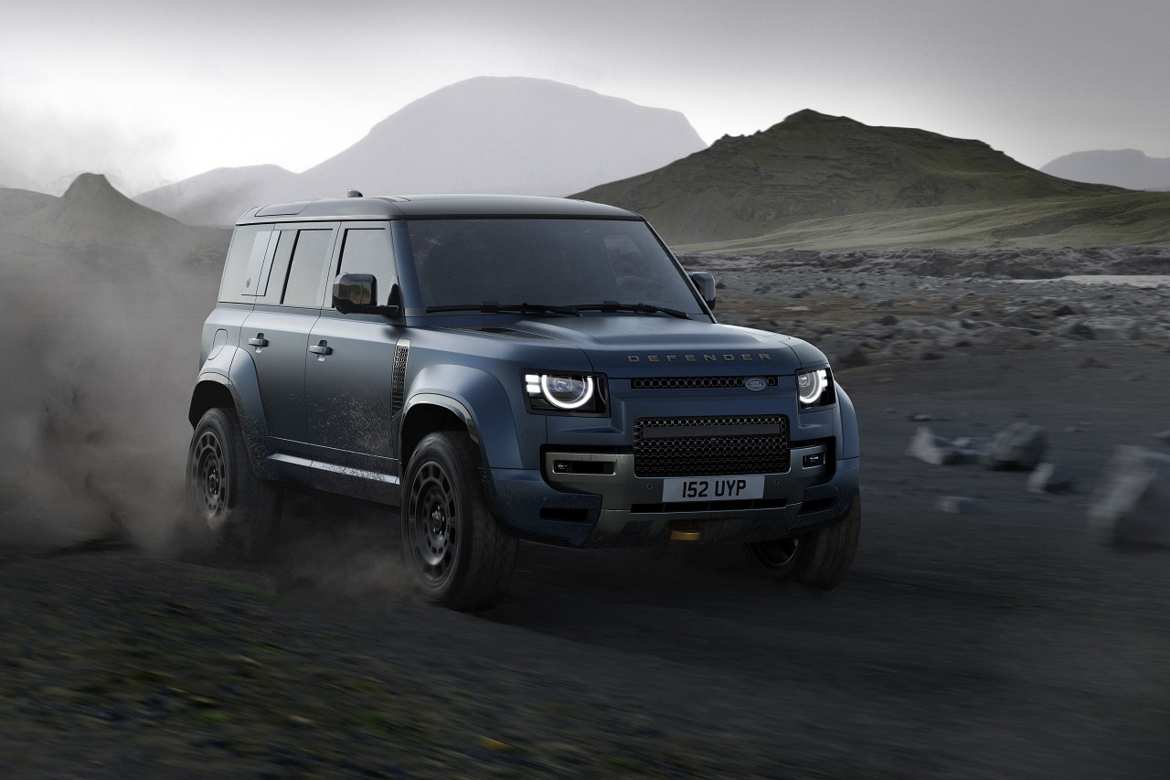 ディフェンダー、2026年モデル刷新で初のPHEV導入。最高峰『OCTA』には漆黒の新グレードも設定 | autosport web
