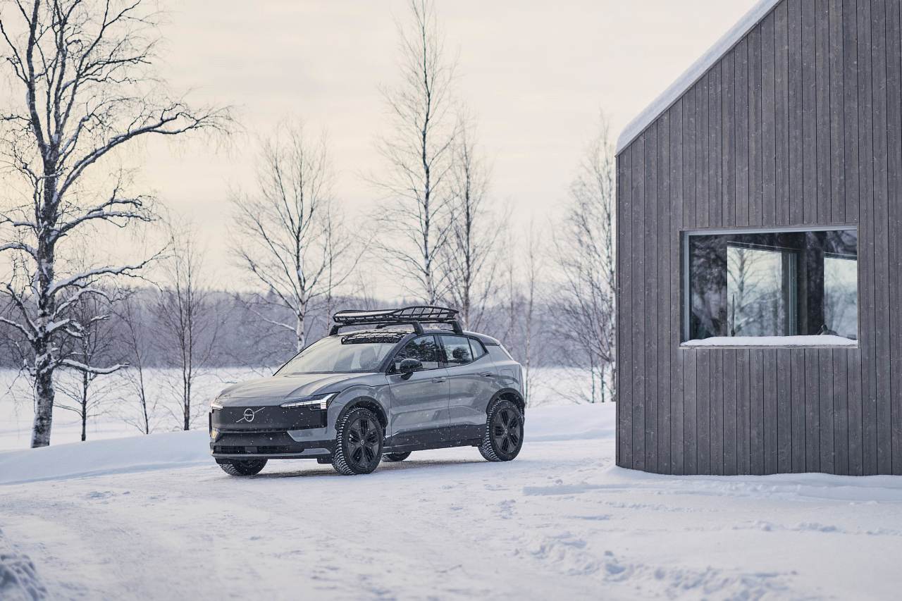 ボルボ、人気のコンパクト電動SUV『EX30』に“クロス・カントリー”を追加。エントリーも設定しレンジ拡充へ | クルマ | autosport web