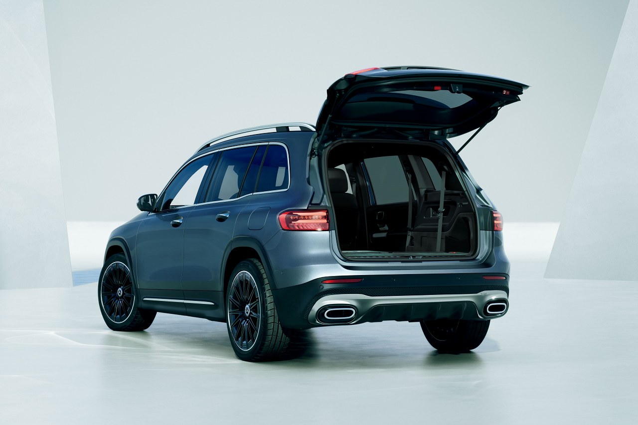 メルセデス・ベンツ、人気SUV『GLB』に“Urban Stars”を追加設定。AMGラインや漆黒ホイールを採用 | autosport web