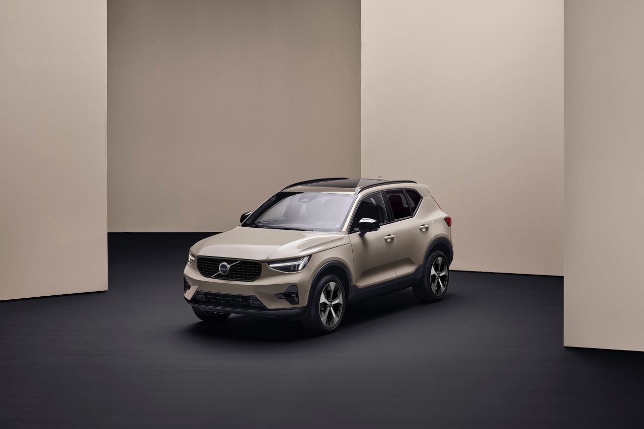 ボルボ、人気SUV『XC60／XC40』に精悍な装いの特別仕様車“Dark Edition”を設定。後車には限定モデルも | autosport web